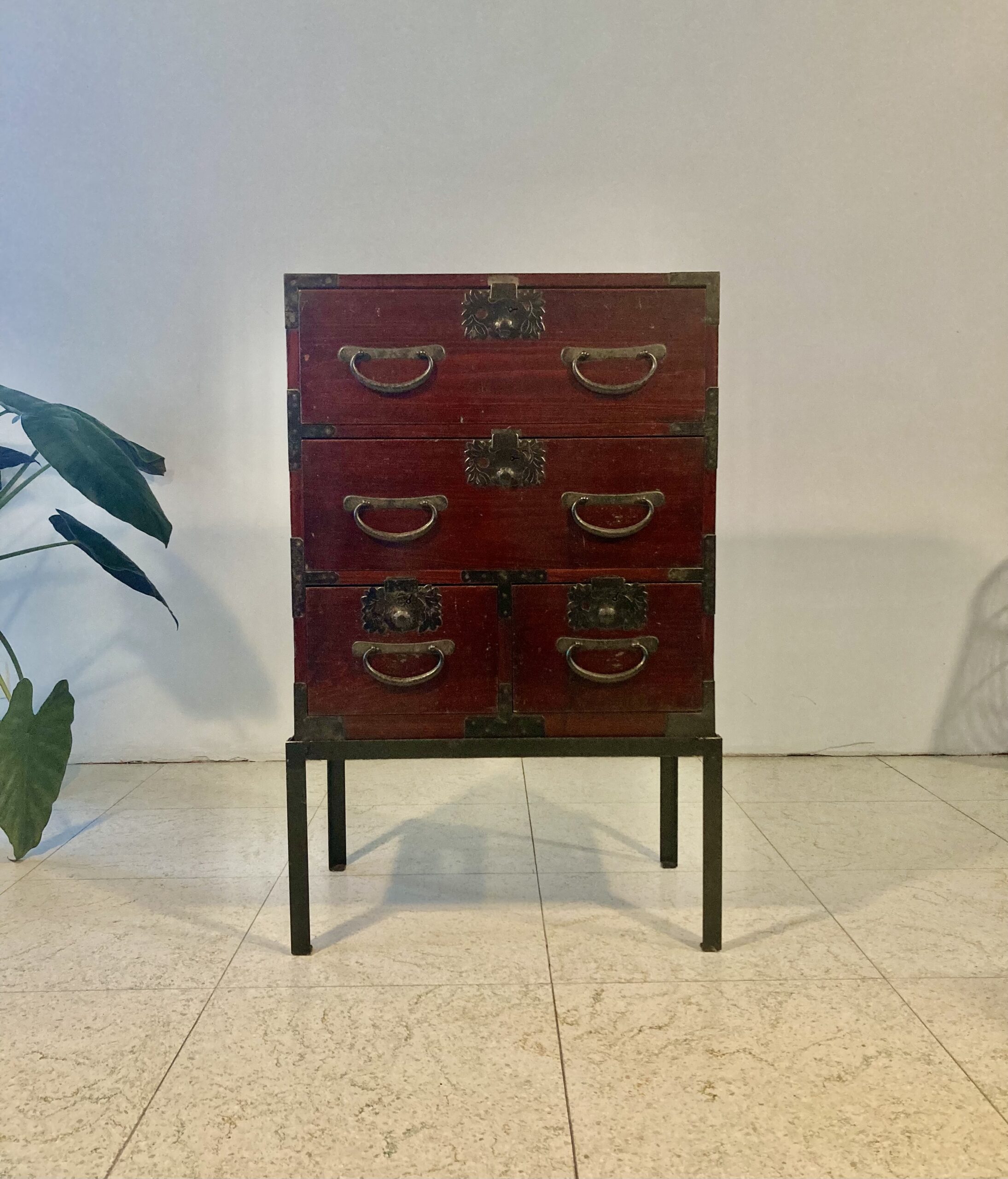 Compact 'Isho Tansu (衣装箪笥)'- Antique Japanese Chest | Zen Antiques